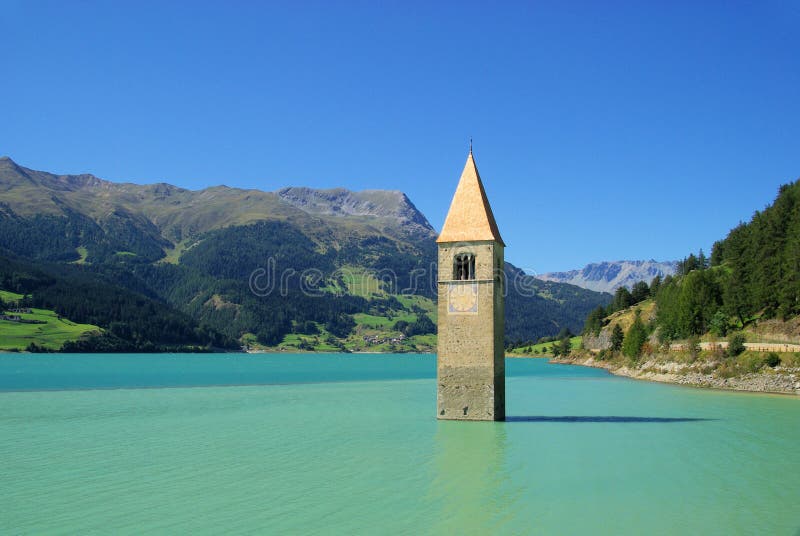 Toren Van De Kerk Van Het Meer Resia Stock Foto - Image of alto, water ...