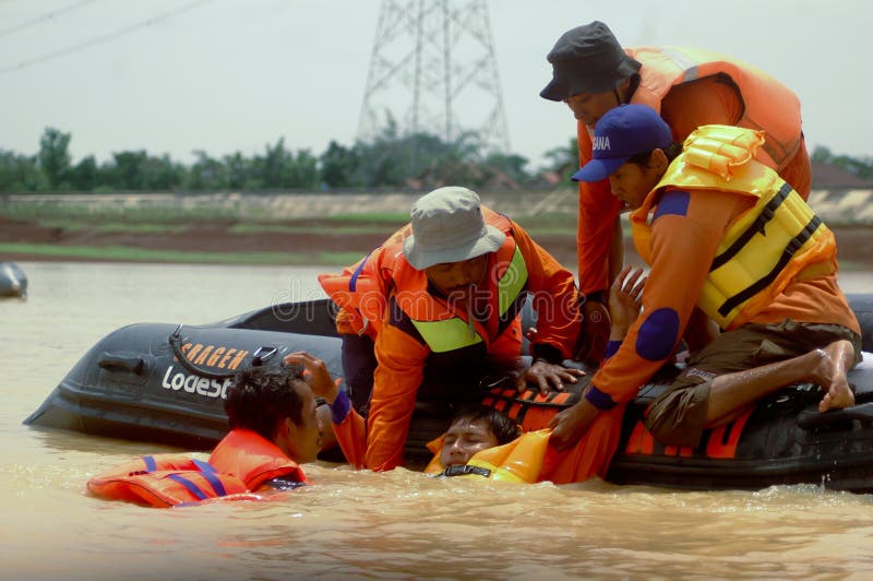 INDONESIA RESCUE TEAM editorial photography. Image of river - 43740622