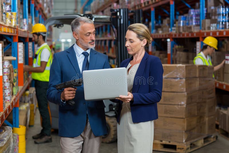 Responsabile E Cliente Del Magazzino Che Per Mezzo Del Computer ...