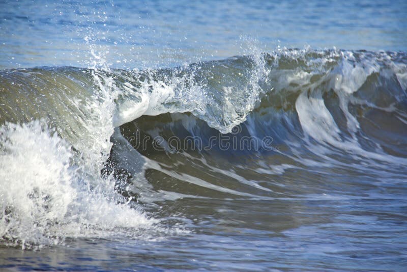 Ressac Propre Frais De L'eau Blanche Contre Le Ciel Bleu Photo stock ...