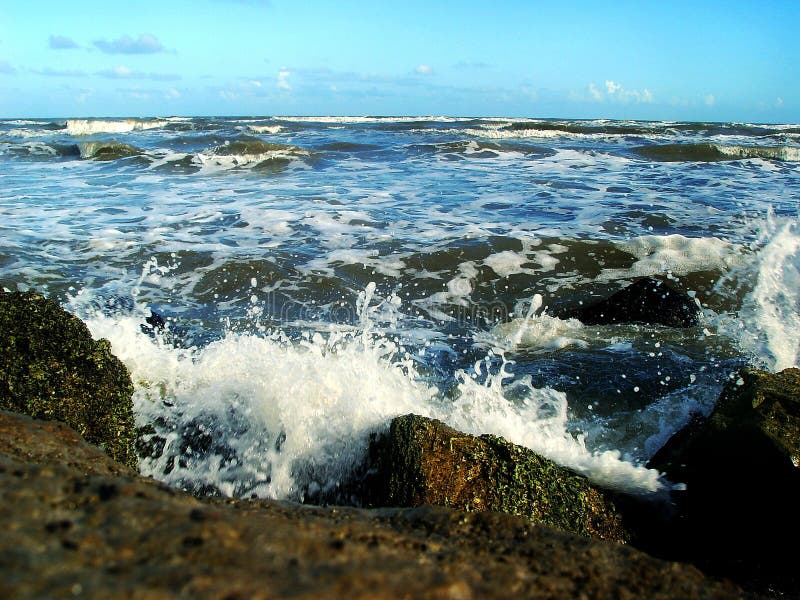 Ressac contre des rochers image stock. Image du roches - 79179153