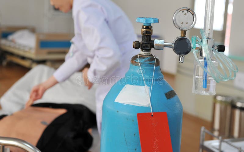 Le Docteur Font La Ressuscitation Cardio-pulmonaire Photo stock - Image ...