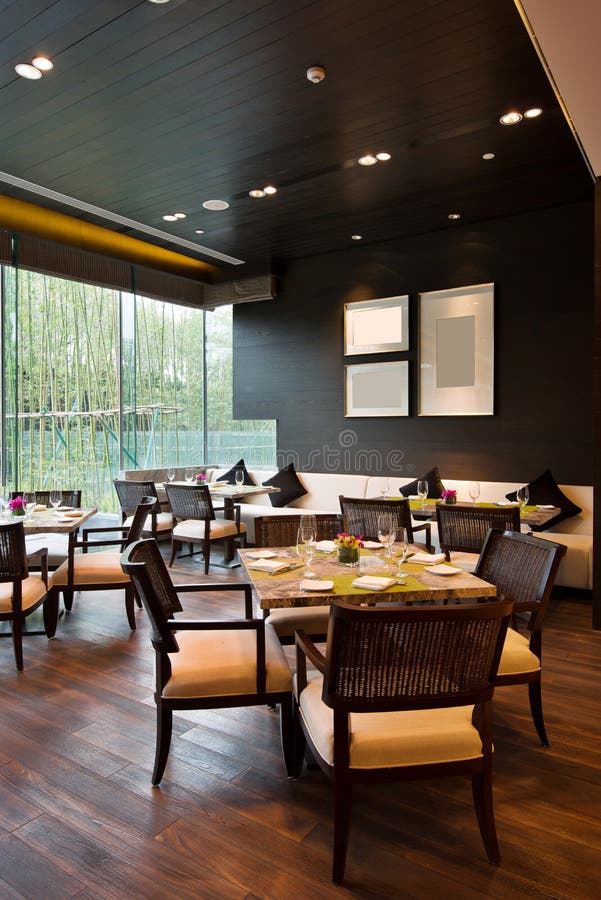 Tabeller Med Stolar Och Soffor I Restaurang Redaktionell Foto - Bild av ...