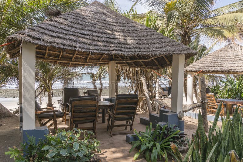 Restaurant auf dem Strand stockbild. Bild von afrikanisch - 77322553