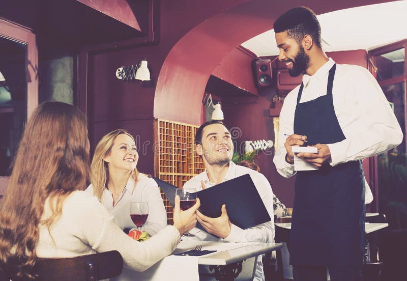 Restaurant De Classe Moyenne Et Serveur Gai Photo stock - Image du ...