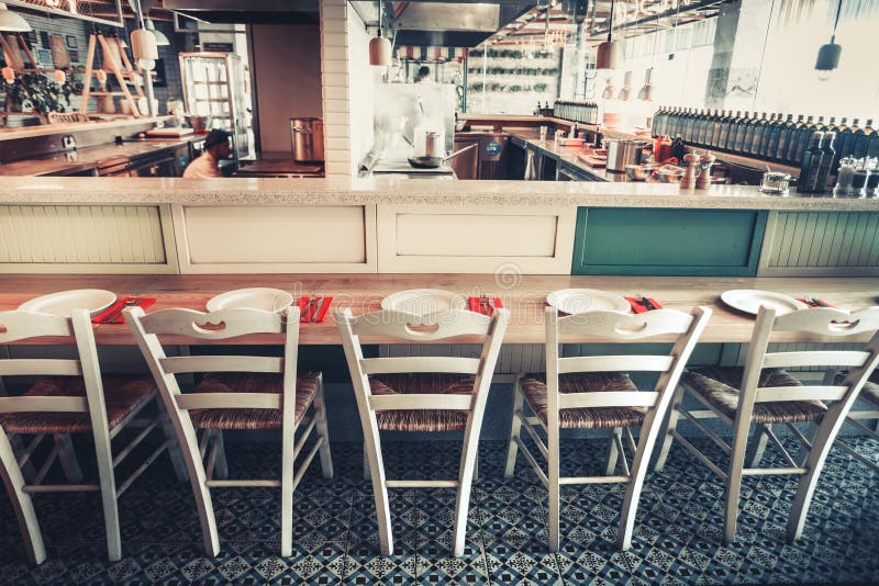 Restaurant Mit Tabelle Und Geschirr Stockfoto - Bild von fall, platten ...
