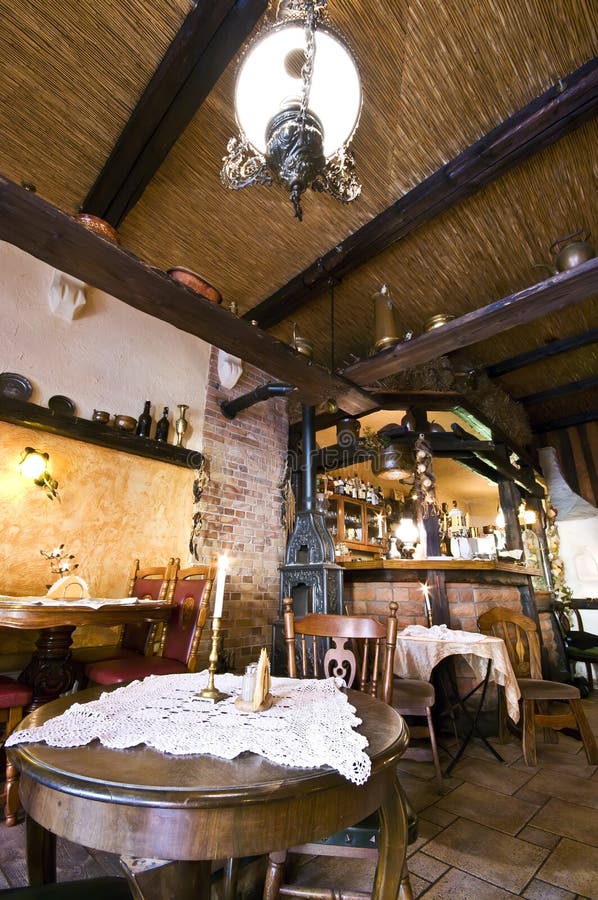 Restaurant rustique photo stock. Image du européen, tables - 4976356