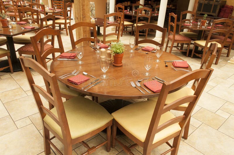 Restaurant-Tabelle stockbild. Bild von mittagessen, romantisch - 39996111