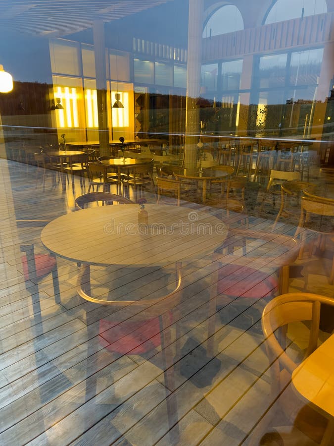 Restaurant Tables Chairs Large Round Table Middle Stock Photos - Free ...