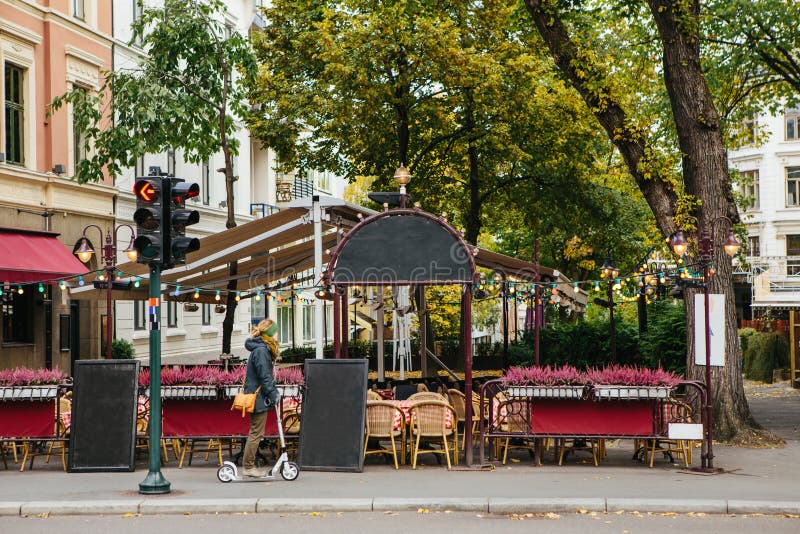 Restaurante Da Rua Em Europa Imagem Editorial - Imagem de romântico ...