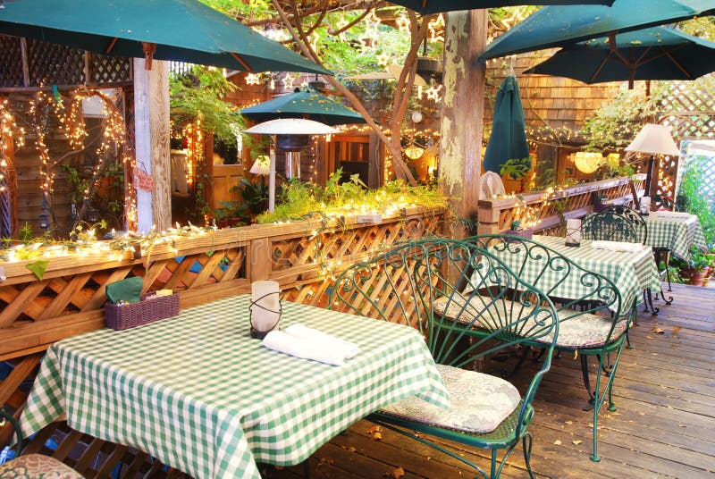 Restaurante Del Jardín En Un Pasto De La Montaña Foto de archivo ...