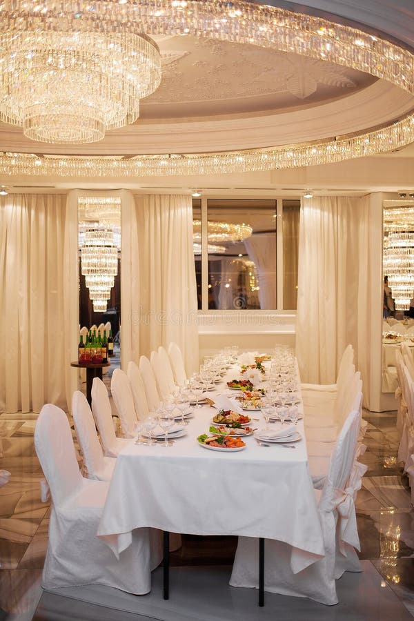 Restaurante De Lujo. Lujosas Mesas Blancas Interiores Que Sirven Platos ...