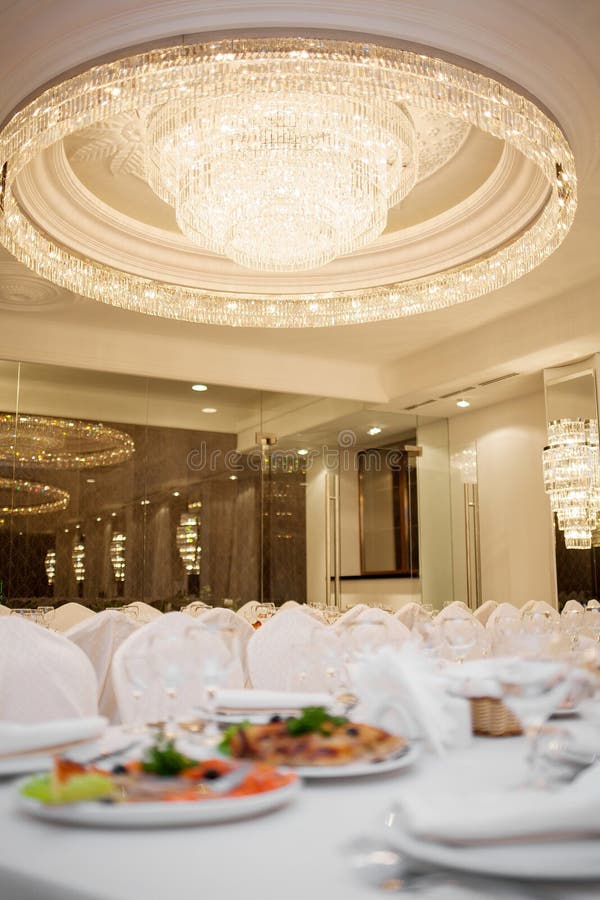Restaurante lujoso imagen de archivo. Imagen de asiento - 36710139