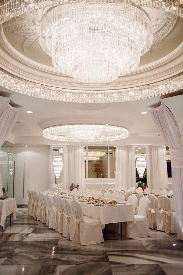 Restaurante lujoso foto de archivo. Imagen de moderno - 36710234