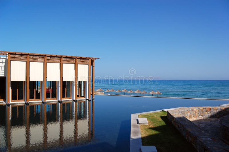 Restaurante E Piscina No Hotel De Luxo Imagem de Stock - Imagem de ...