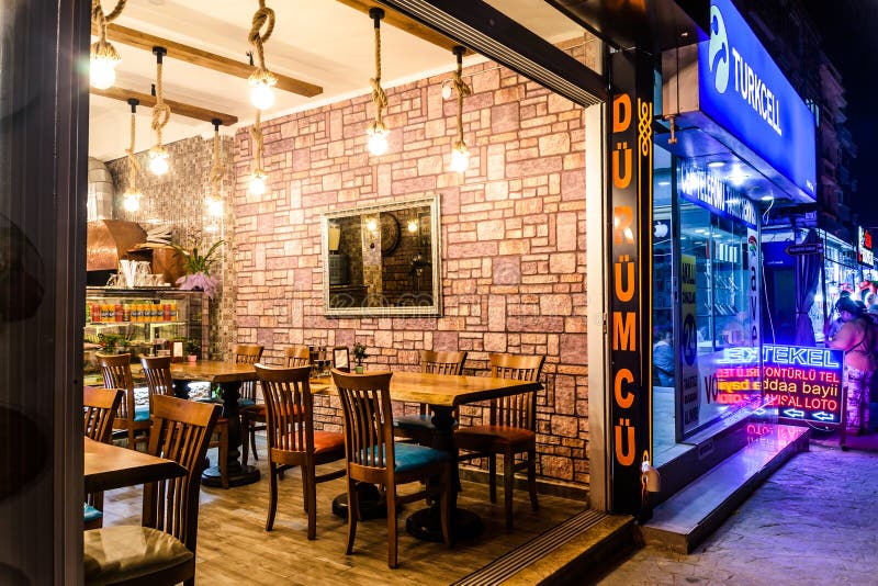 Restaurante Turco En La Noche Fotografía editorial - Imagen de gente ...