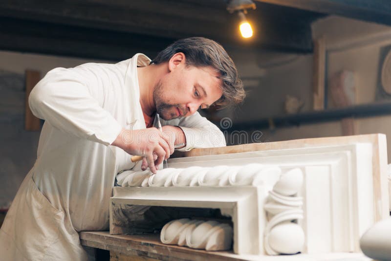 Restauratore Con Il Materiale Illustrativo Della Pittura Immagine Stock ...