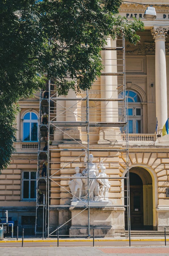 Restauro Di Un Vecchio Edificio. Ponteggi Davanti All'edificio Per Restaurare La Facciata ...