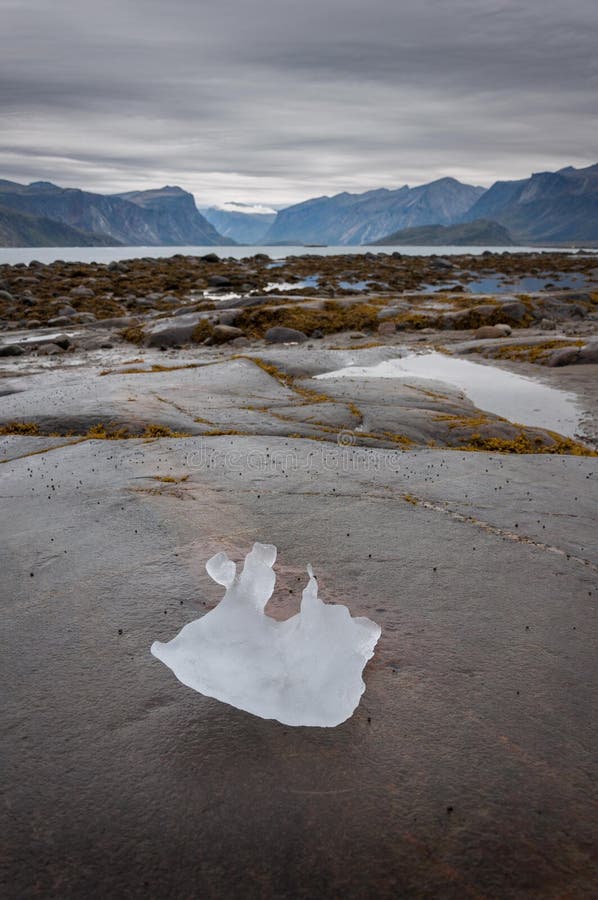 Reste D'iceberg Dans Pangnirtung, Nunavut, Canada 2/2 Image stock ...
