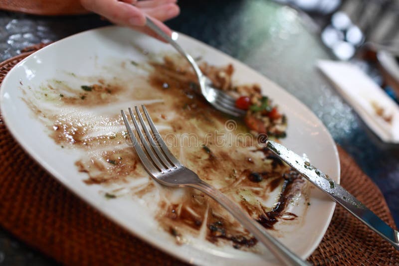 Restes sur la table image stock. Image du brun, nachos - 49628561