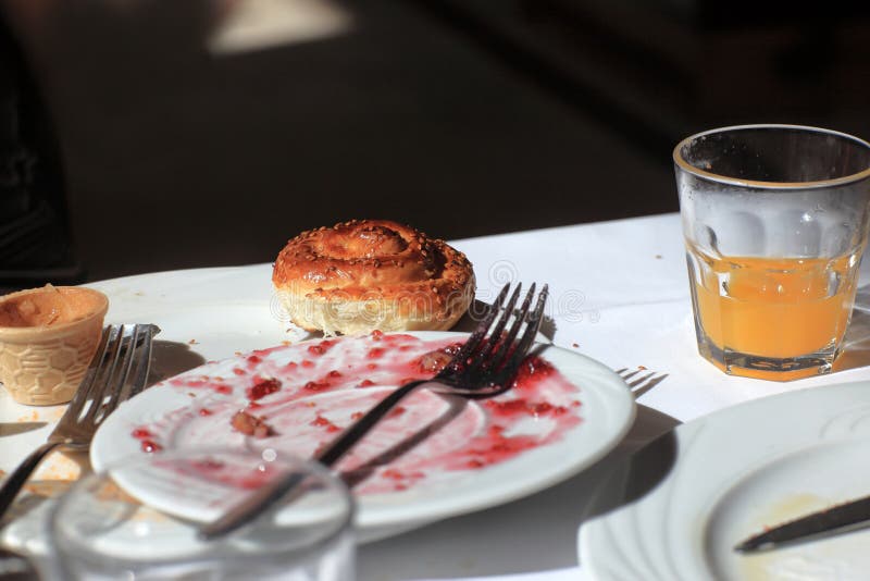 Restes sur la table image stock. Image du brun, nachos - 49628561