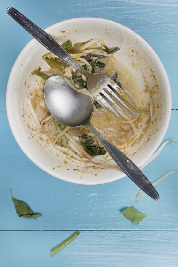 Restes sur la table image stock. Image du serviette, vide - 49628561