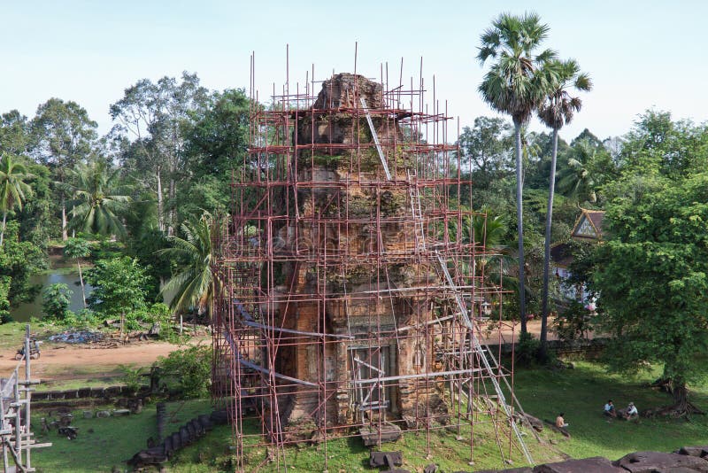 Restoration at Bakong Temple Editorial Image - Image of brick, buddhist ...