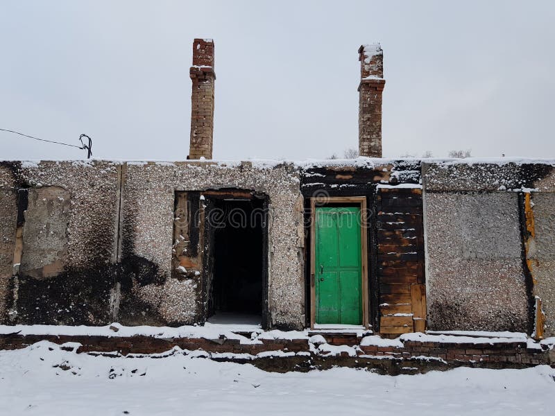 Restos De Un Edificio Residencial Incendiado Foto de archivo - Imagen ...