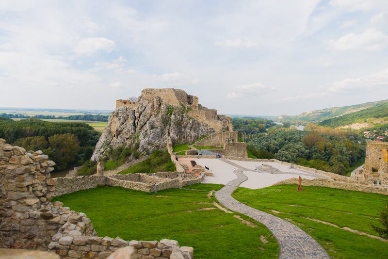 Castillo de Devin foto de archivo. Imagen de ruina, eslovaquia - 22781604