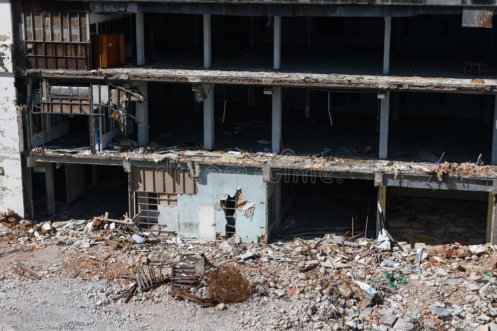 Restos Del Edificio Industrial Destruido Imagen de archivo - Imagen de casero, apartamento ...