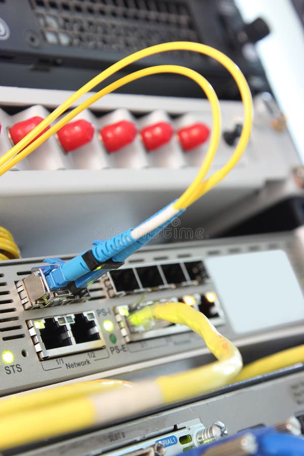 Rack Di Server Di Rete Con Cavi Colorati E Switch Ethernet Nel Centro ...