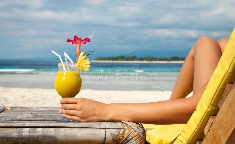Retenir Un Cocktail Sur Une Plage Tropicale Image stock - Image du beau ...