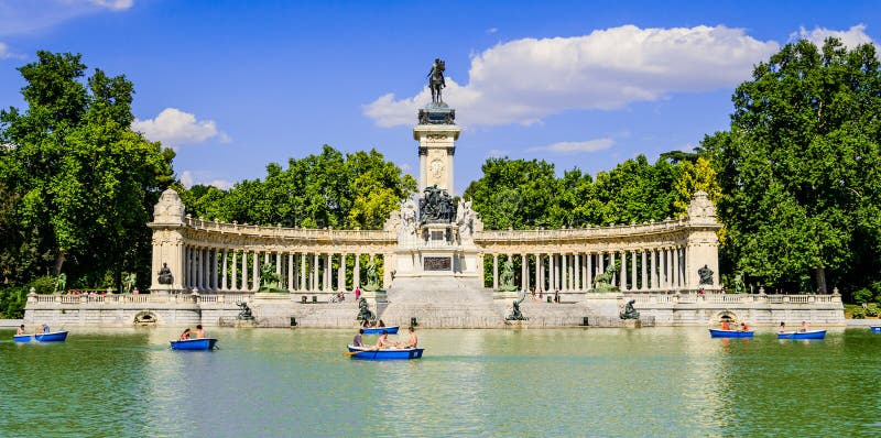 Retiro Park in Madrid redaktionelles stockbild. Bild von spalten - 73481719