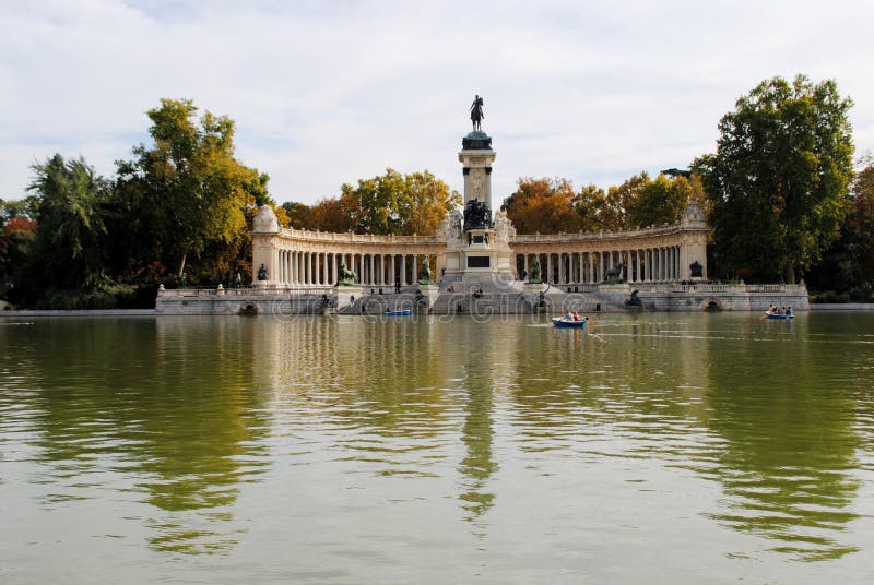 Retiro park madrid editorial photo. Image of reflex, holidays - 64589831