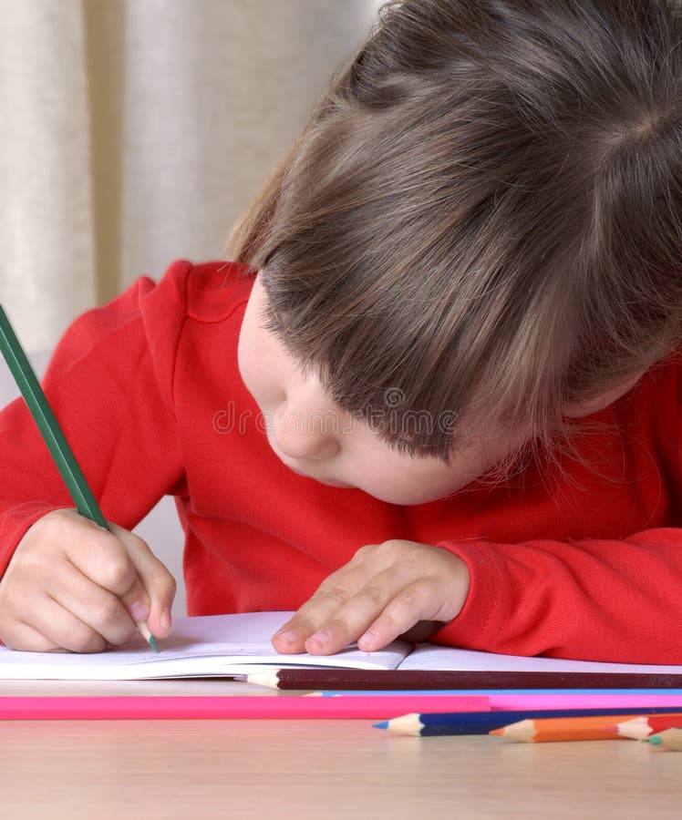 Retrait De Petite Fille Et Jeu Avec Du Cr Image stock - Image du fille ...