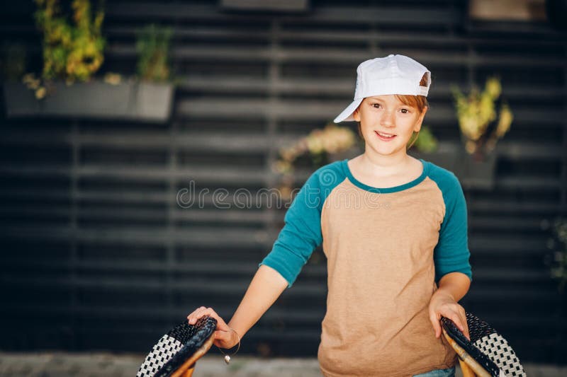 Retrato Al Aire Libre De La Moda De La Muchacha Linda Del ...