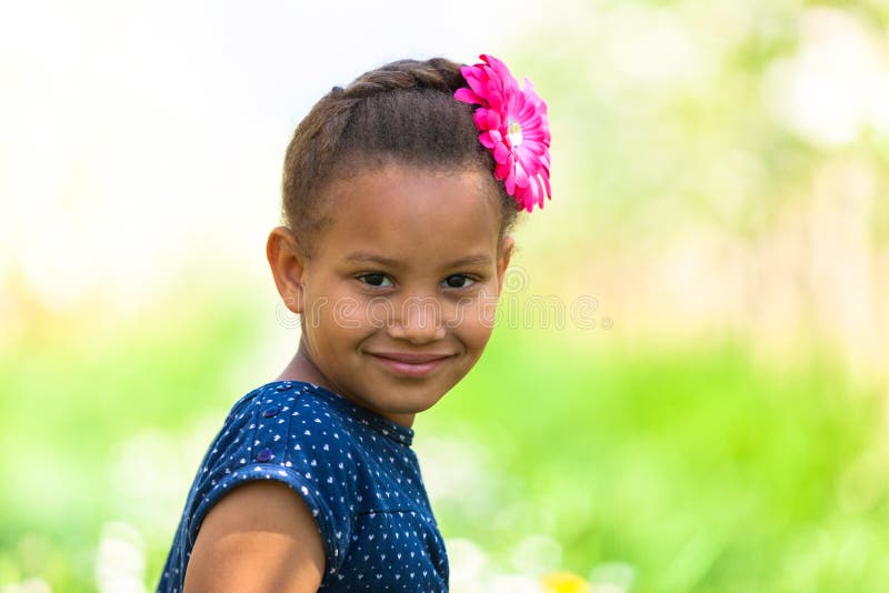 Retrato Al Aire Libre De Una Muchacha Negra Joven Linda Que Sonríe El