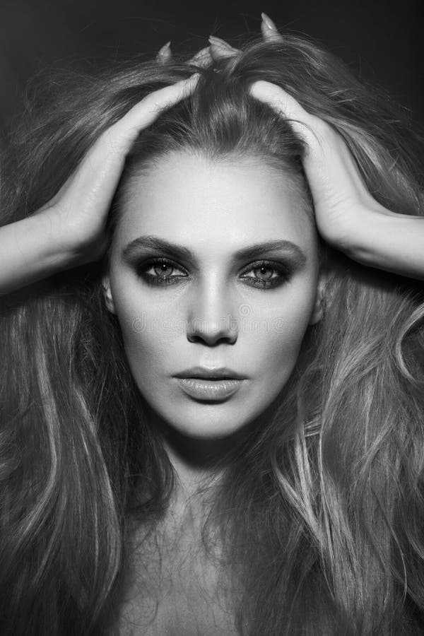 Retrato Blanco Y Negro De La Mujer Hermosa Con El Pelo Largo Foto De Archivo Imagen De Mejilla