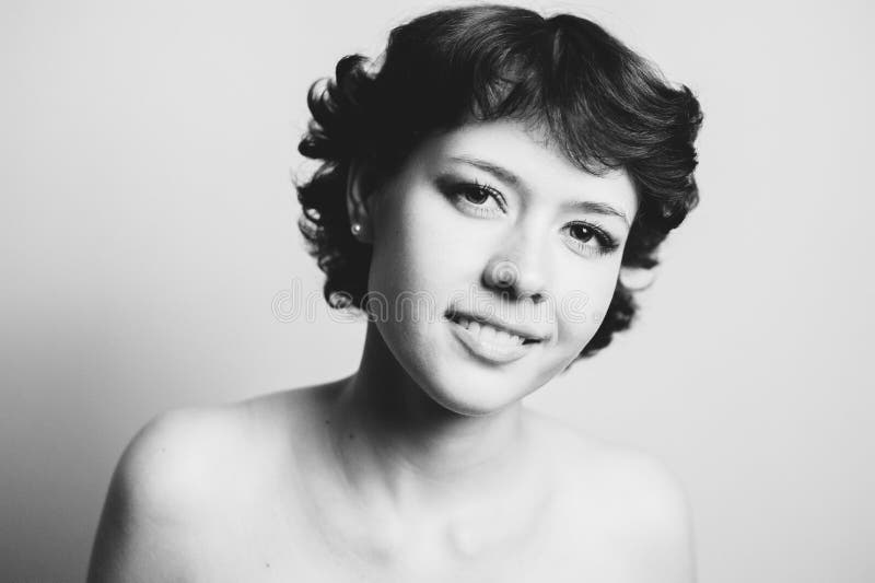 Retrato De Una Chica Joven Hermosa En Un Fondo Blanco Imagen De Archivo Imagen De Cara