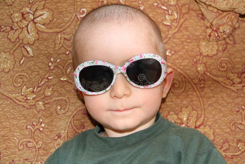 Retrato calvo del muchacho foto de archivo. Imagen de protector - 32181988