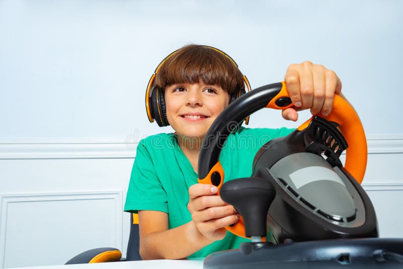 Retrato Con Volante De Un Joven Jugador Jugando a Un Juego Imagen de ... Retrato Con Volante De Un Joven Jugador Jugando a Un Juego Imagen de ...