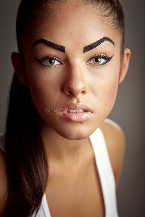 Retrato Da Beleza De Uma Mulher Moreno Nova Foto de Stock - Imagem de ...