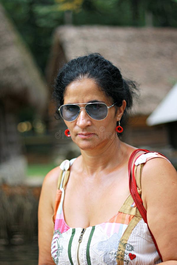 Mulher Romena No Traje Tradicional Imagem de Stock - Imagem de ...