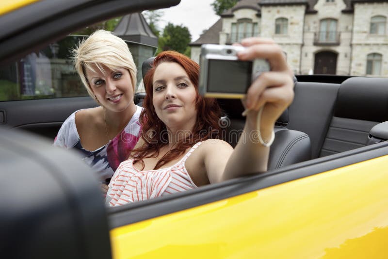 Retrato de auto dos amigos foto de stock. Imagem de comute - 20789946