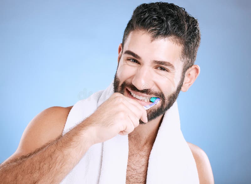 Retrato De Cepillo De Dientes Y Dientes De Cepillado De Hombre En