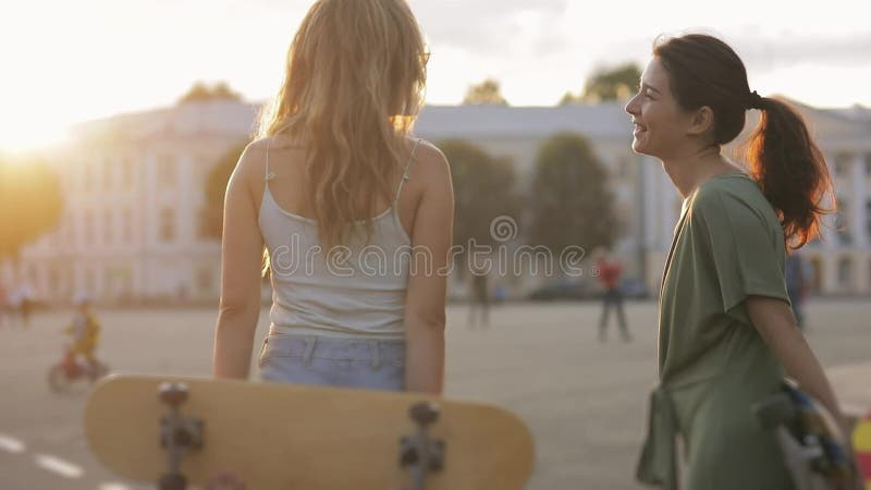 Dos Lesbianas Sensuales Yacen En El Dormitorio En La Cama Y Se