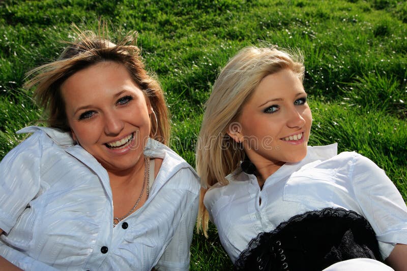 Retrato De Dos Muchachas Encantadoras Imagen de archivo - Imagen de ...