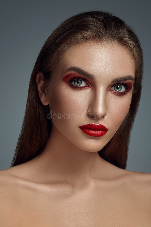 Retrato De Glamur De Primer Plano De Una Hermosa Modelo Semidesnuda Con