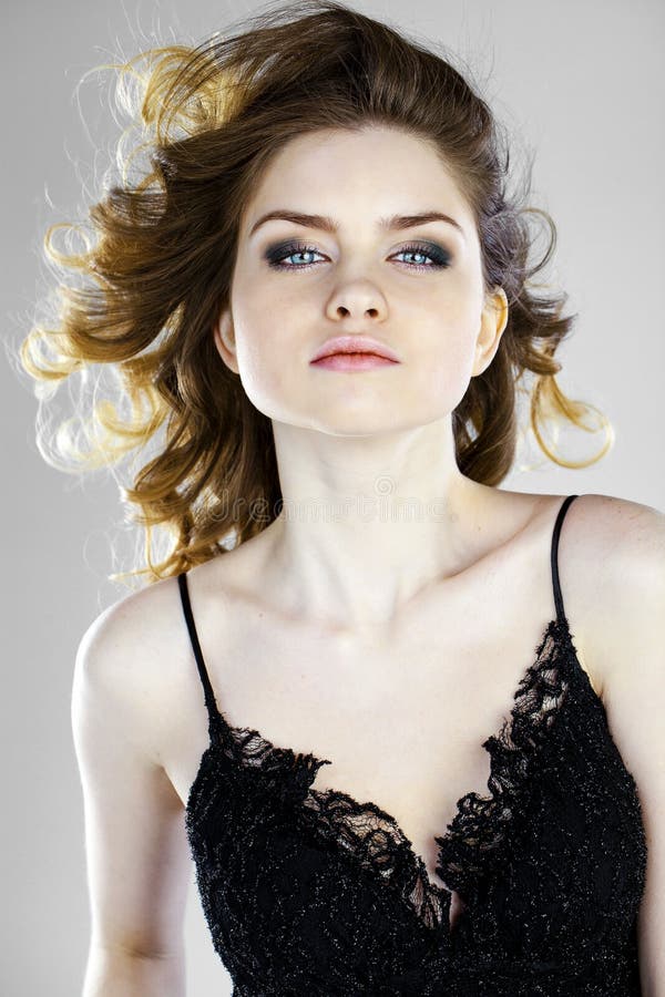 Retrato De La Belleza De La Mujer Rubia Joven Aislado En Backgrou Gris
