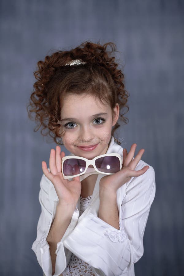Retrato De La Chica Joven Imagen De Archivo Imagen De Rizado 2135369